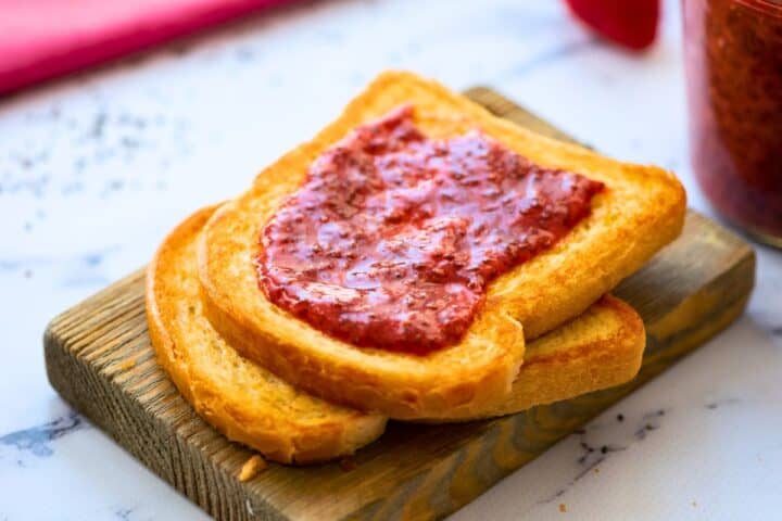 Easy Strawberry Chia Jam {Pectin-Free & Naturally Sweetened}