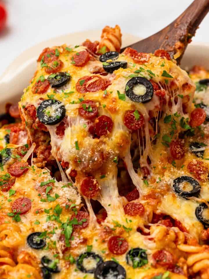 Easy Pizza Pasta Casserole {Family Favorite Recipe}
